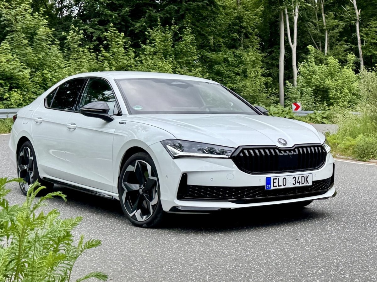 Erstaunlich Skoda Superb Limousine Sportline Bild